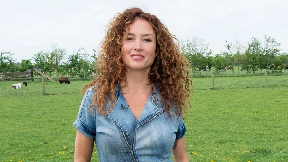 Katja Schuurman Laat Tieten Zien Voor Meer Volgers Roddelpraat Showbizz En Entertainment Nieuws