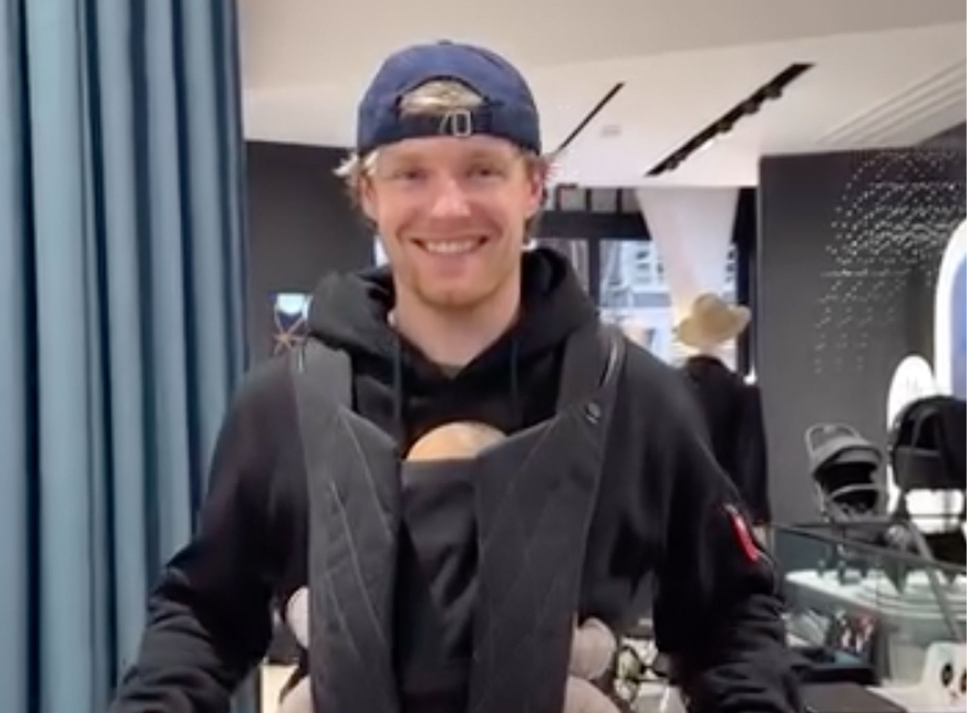 Scoop: Enzo Knol en vriendin gespot met baby Scoop: Enzo Knol en vriendin gespot met baby